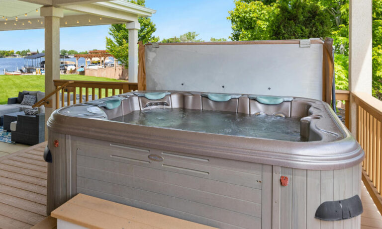 2 people found dead in hot tub inside Ohio home - BNO News