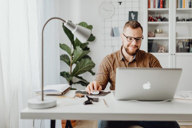 7 Leading Ergonomic Standing Desks in Canada for Health-Conscious ...