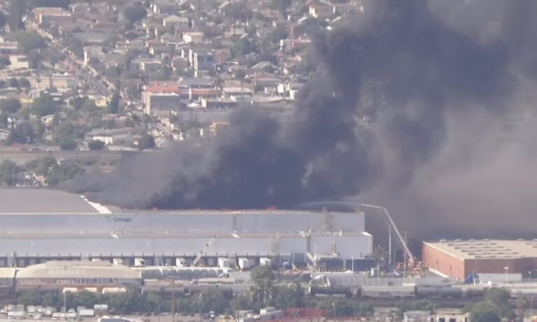 Large fire burns cold storage facility in Los Angeles - BNO News